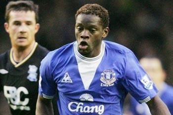 Louis Saha Everton'da kaldı