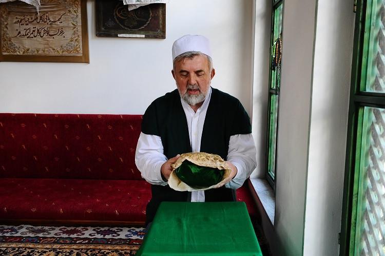 Yıllarca sır gibi saklanan Sakal-ı Şerif Bosna Hersek Travnik şehrinde ...