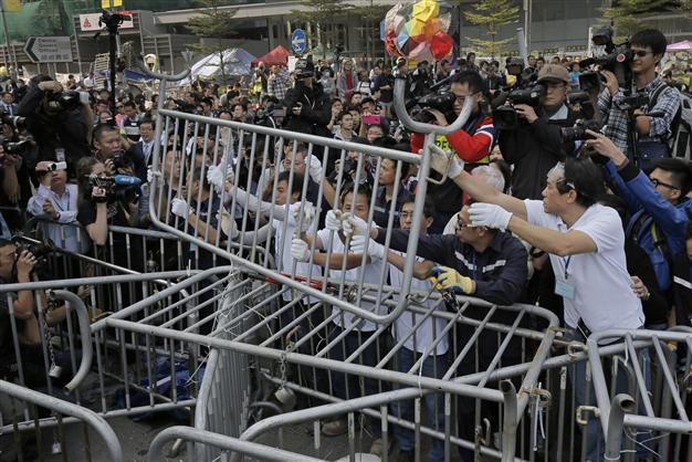Hong Kong Authorities Begin Clearing Main Protest Camp World News