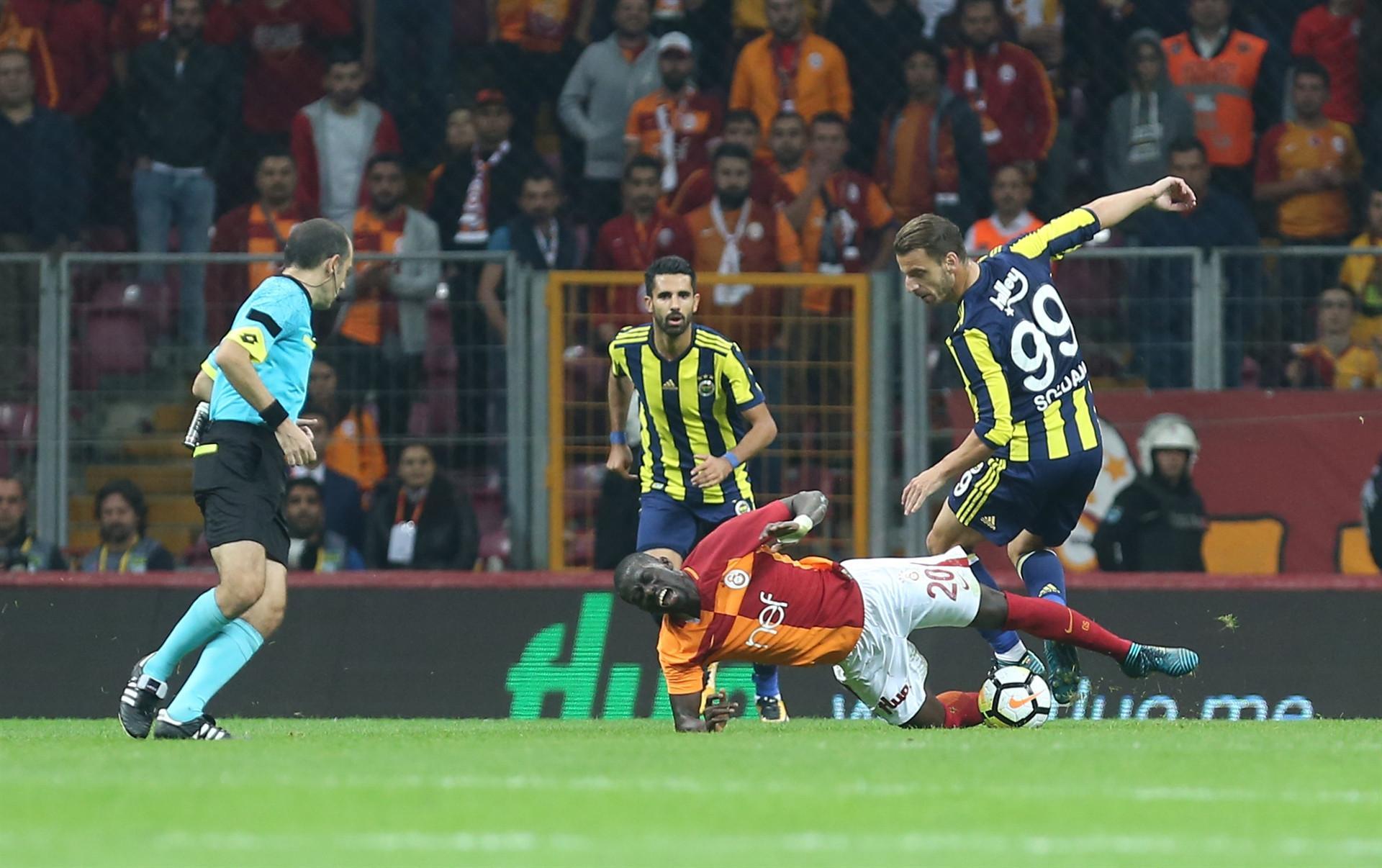 Ozan ve Hasan hakemi kurtarmasaydı! İşte o an... - Son Dakika Spor ...