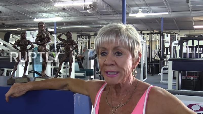 İlerleyen yaşında bile vücut geliştirmeyle ilgilenen Iris Davis ...