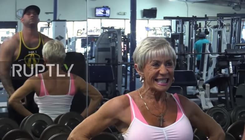 İlerleyen yaşında bile vücut geliştirmeyle ilgilenen Iris Davis ...