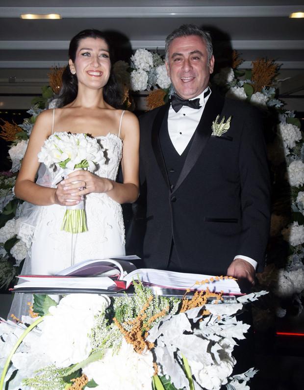 Oyuncu Turgut Tuncalp, İlayda Atmaca evlendi - Son Dakika Magazin Haberleri