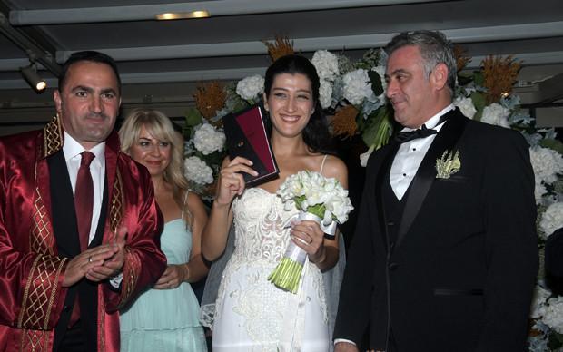 Oyuncu Turgut Tuncalp, İlayda Atmaca evlendi - Son Dakika Magazin Haberleri