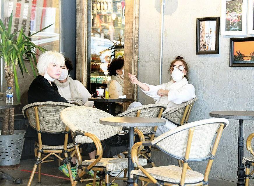 Nebahat Çehre özel izinle sokakta - Son Dakika Magazin Haberleri Nebahat Çehre özel izinle sokakta - Son Dakika Magazin Haberleri