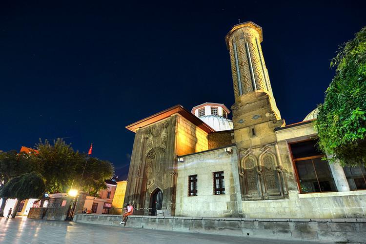 İnce Minareli Medrese nerede? Görenleri tarihte yolculuğa çıkaran eser ...