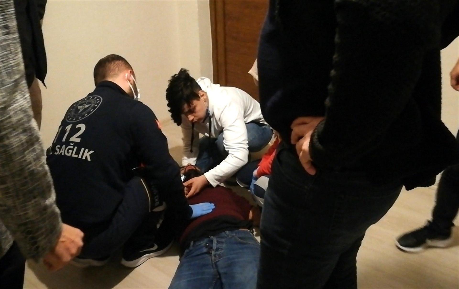 Sevdiği kızla evlenemeyen genç dokuzuncu kattan atlamak istedi - Son ... Sevdiği kızla evlenemeyen genç dokuzuncu kattan atlamak istedi - Son ...
