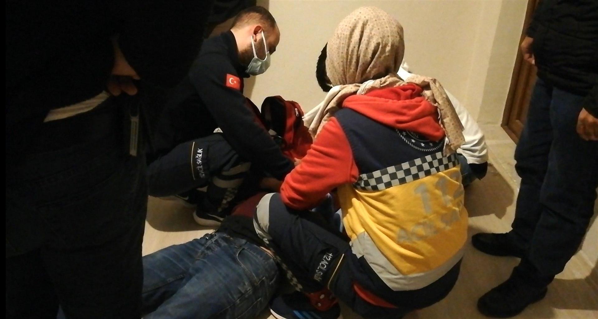 Sevdiği kızla evlenemeyen genç dokuzuncu kattan atlamak istedi - Son ... Sevdiği kızla evlenemeyen genç dokuzuncu kattan atlamak istedi - Son ...