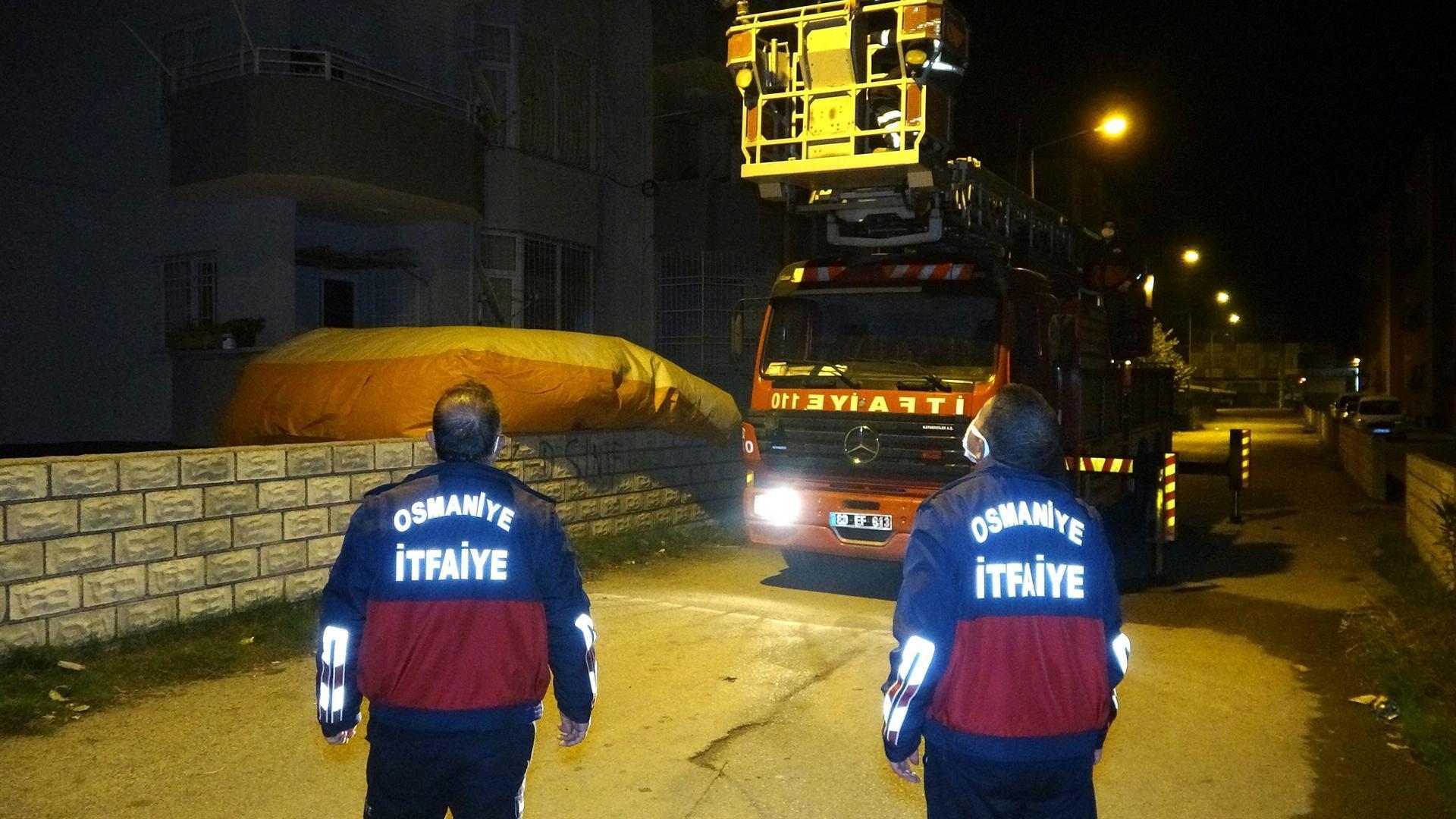 Sevdiği kızla evlenemeyen genç dokuzuncu kattan atlamak istedi - Son ... Sevdiği kızla evlenemeyen genç dokuzuncu kattan atlamak istedi - Son ...