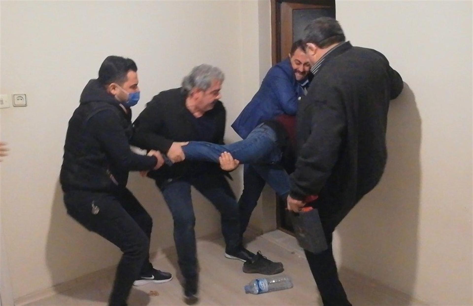 Sevdiği kızla evlenemeyen genç dokuzuncu kattan atlamak istedi - Son ... Sevdiği kızla evlenemeyen genç dokuzuncu kattan atlamak istedi - Son ...