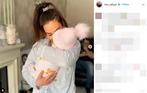 Eski futbolcu ve TV yıldızı Ashley Cainile kendisi de bir TV yıldızı ...