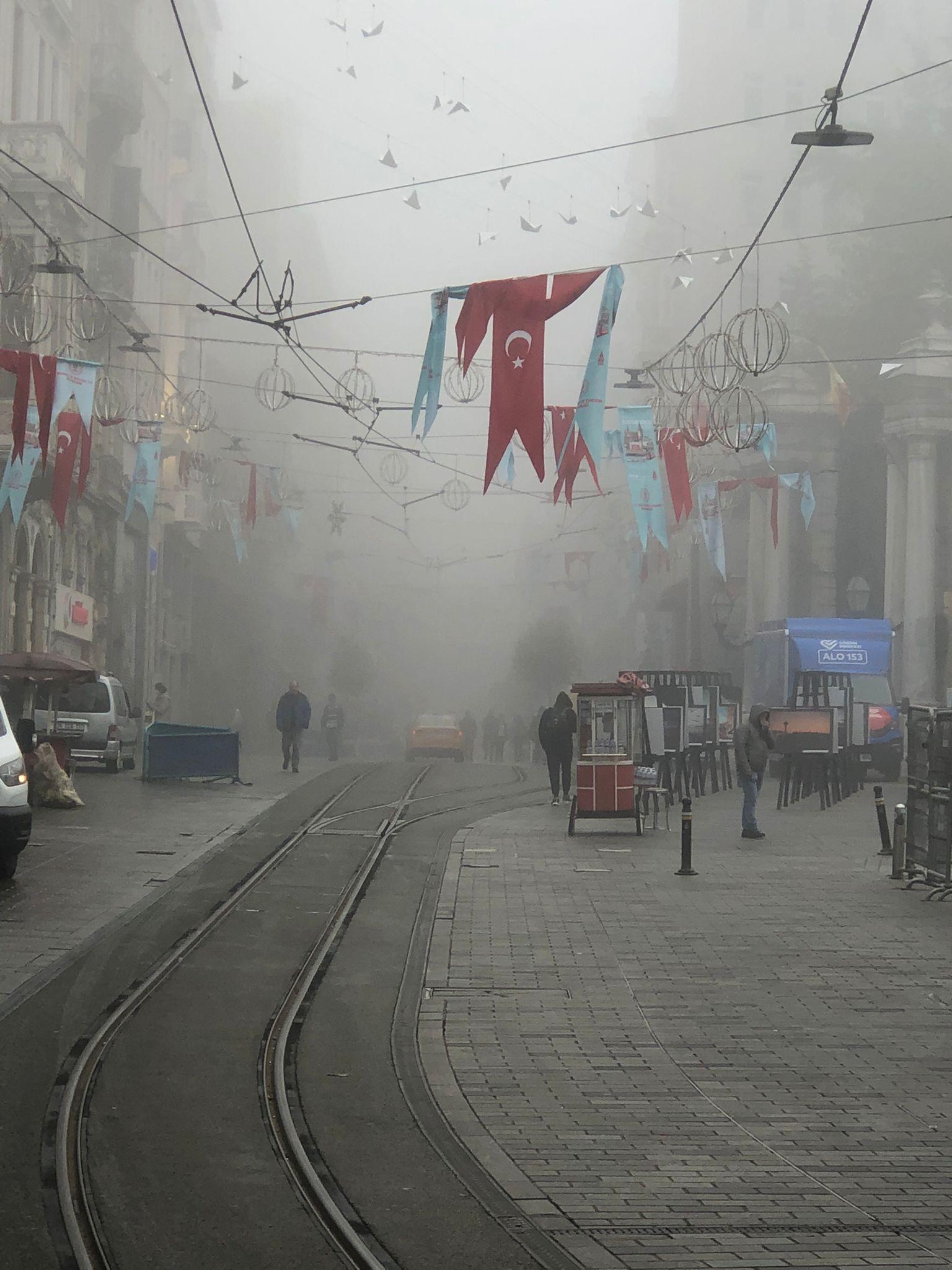 Son dakika haberler... İstanbul'da yoğun sis! Köprü kayboldu, göz gözü ...