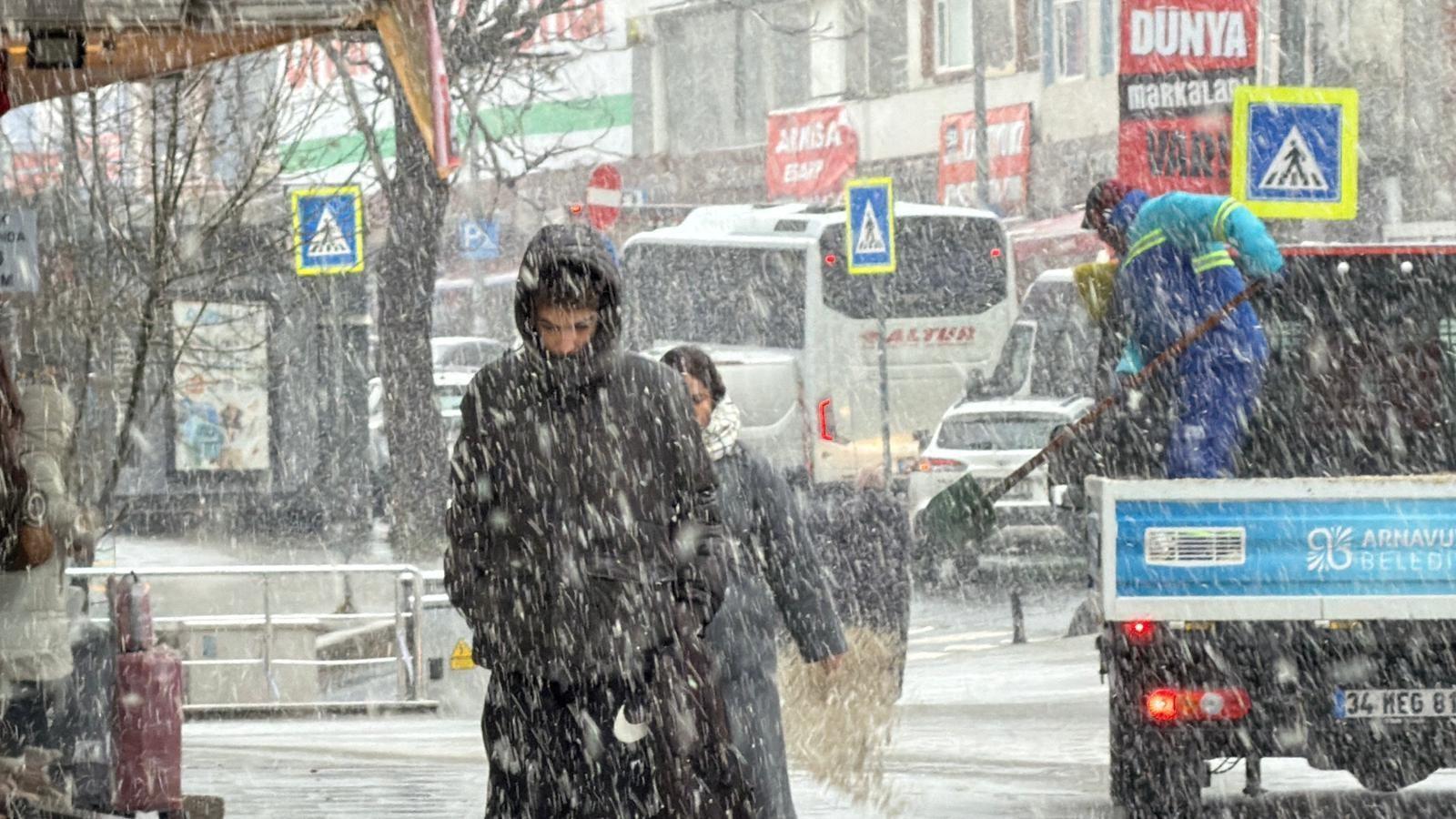 Heavy snow cripples Istanbul as freezing front sweeps through nation ...