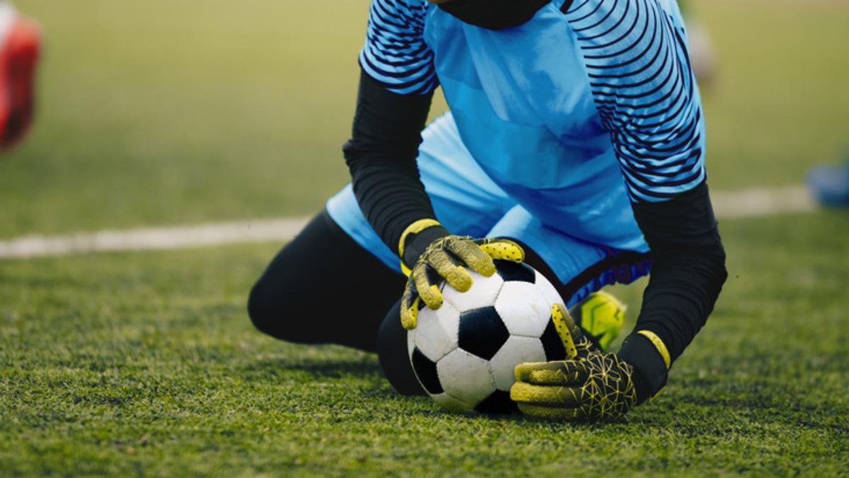 Kaleci ceza sahası dışında elle oynarsa kırmızı kart olur mu? - Spor ...