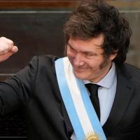 Milei takes his chainsaw to the state, cutting 15,000 jobs - Latest News