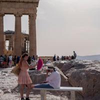 Heat forces second day closure of Acropolis in Greece