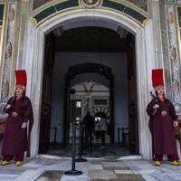 Gendarmes at Topkapı Palace stand guard in Ottoman uniforms - Türkiye News
