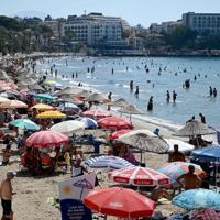 ‘Yellow summer’ crowds keep Türkiye’s southern resorts busy - Türkiye News