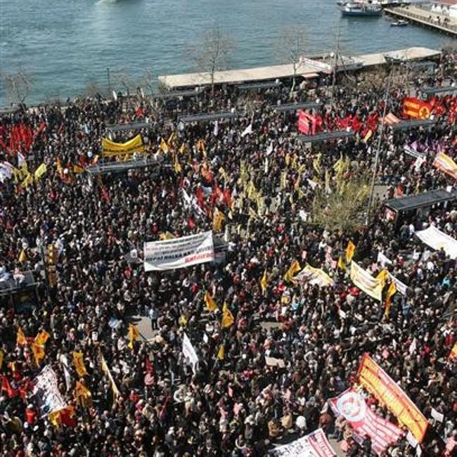 Thousands protest dropping of Sivas Massacre case