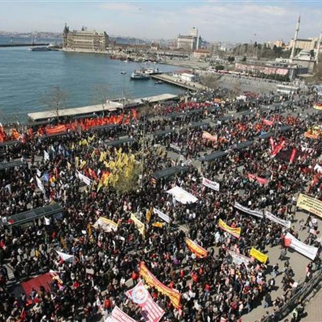 Thousands protest dropping of Sivas Massacre case