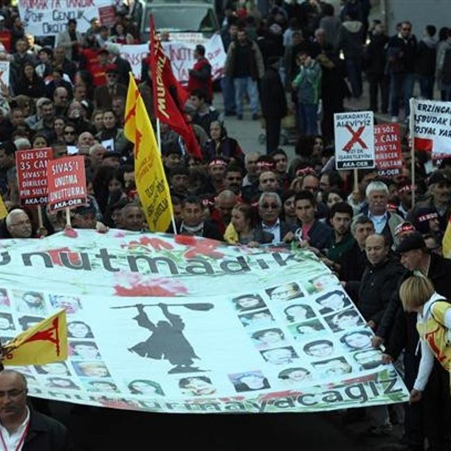 Thousands protest dropping of Sivas Massacre case