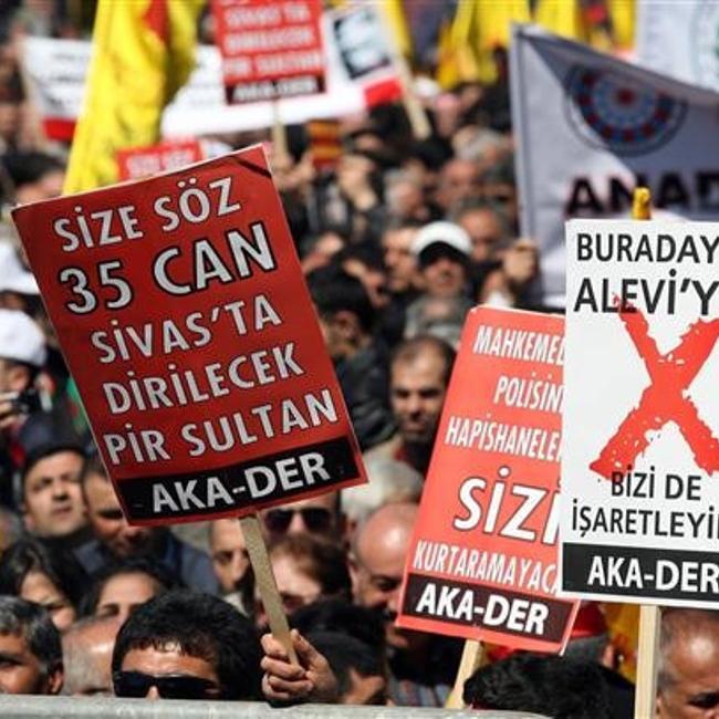 Thousands protest dropping of Sivas Massacre case