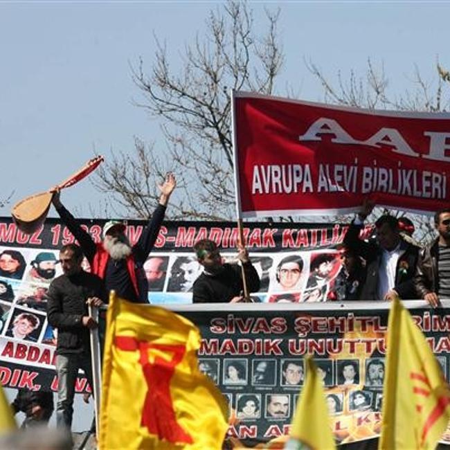 Thousands protest dropping of Sivas Massacre case