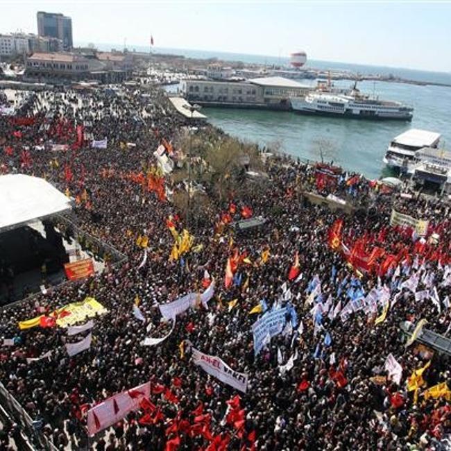 Thousands protest dropping of Sivas Massacre case