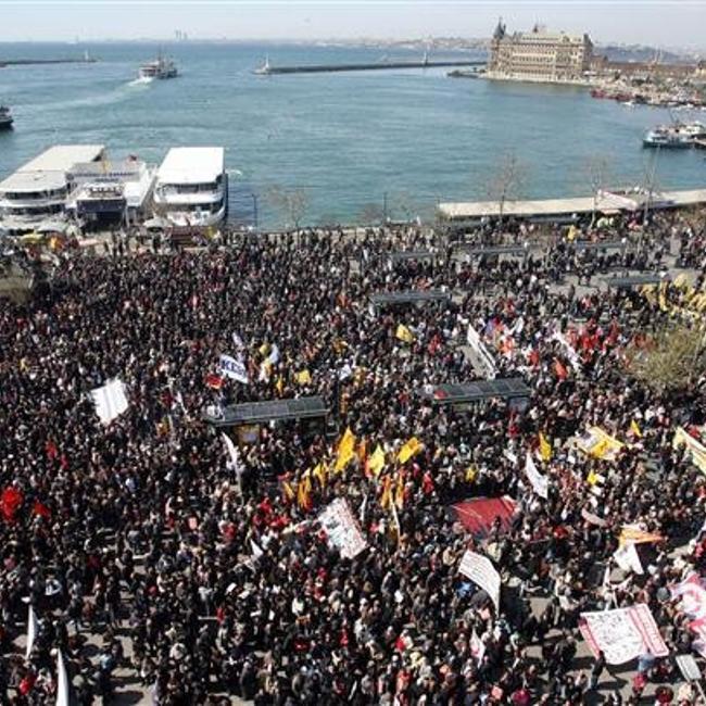 Thousands protest dropping of Sivas Massacre case