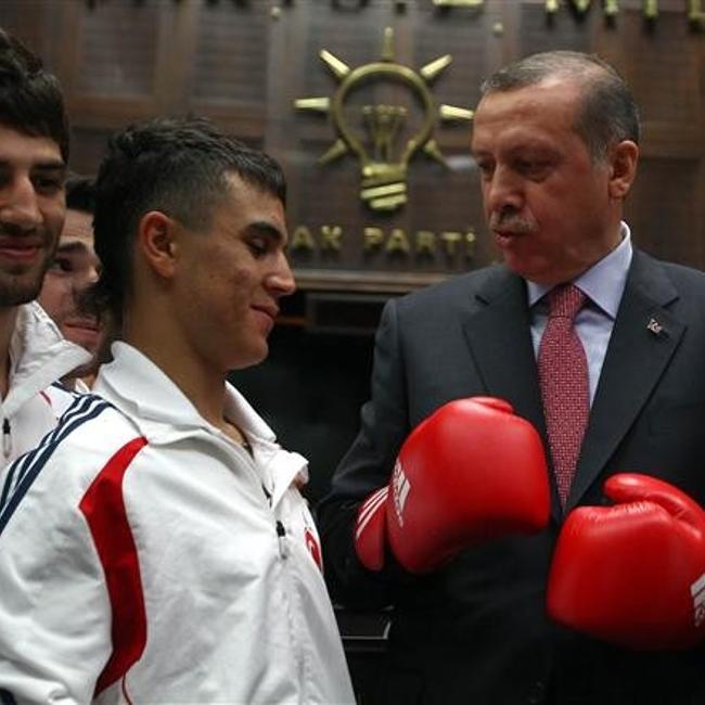 Turkish prime minister puts on boxing gloves