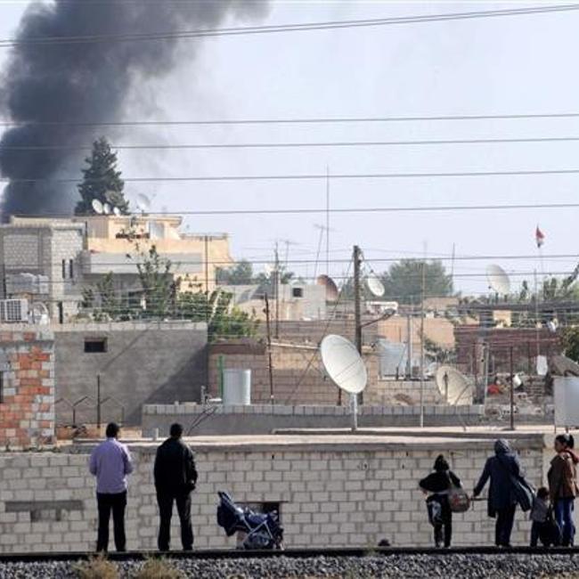 Thousands of Syrian refugees flee to Turkey to escape clashes