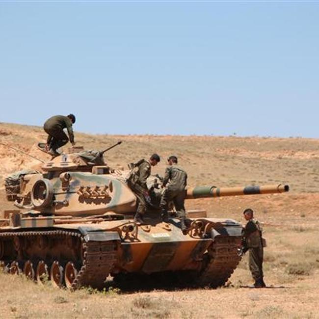 Turkish army test drive tanks near Syria border