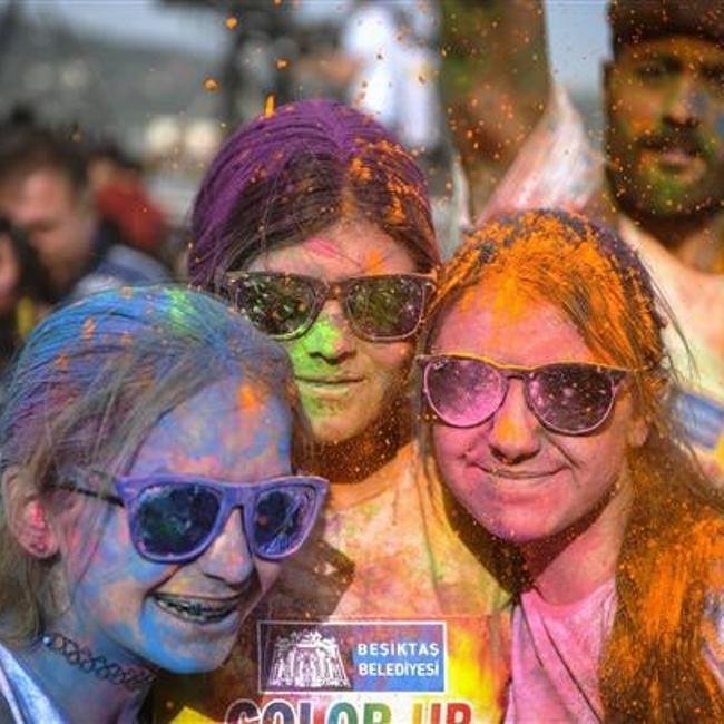 Istanbulites join the 'Color-Up Run,' inspired by the Hindu festival of ...
