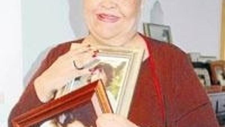 Hülya Avşar annesini kaybetti - Spor Haberler