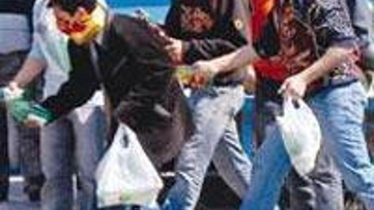 Dolapdere turned into war zone; Romani residents chase PKK supporters ...