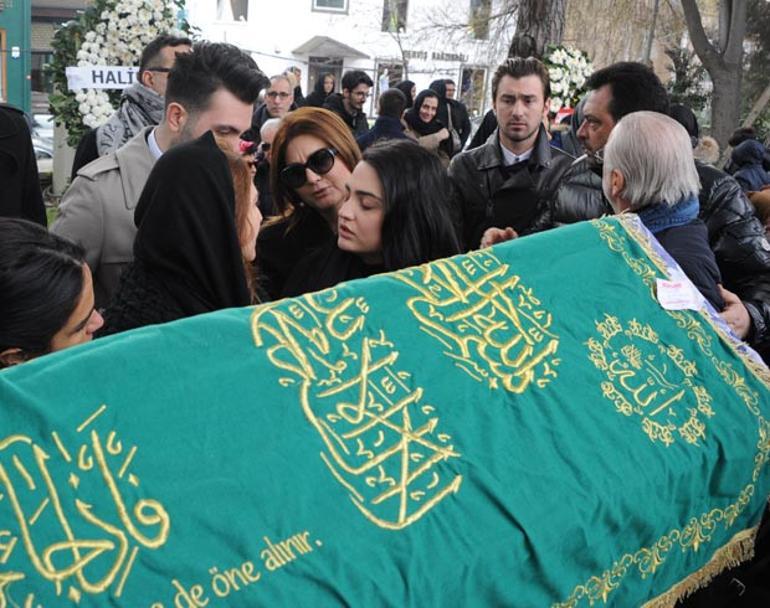 Hakan Ural annesi Ceyhan Cem'i son yolculuğuna uğurladı - Haberler Magazin