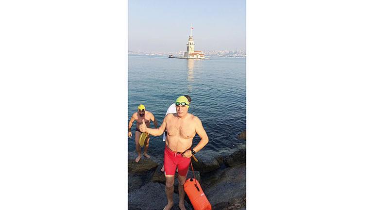 Boğaz’ı yüzerek geçip işlerine gidiyorlar - Son Dakika Magazin Haberleri