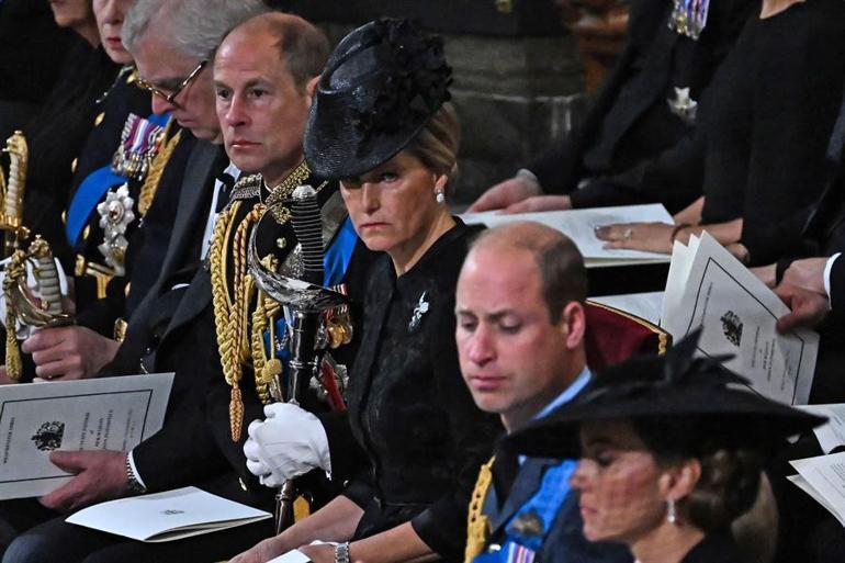 Queen Elizabeth II mourned at funeral by Britain and world - World News
