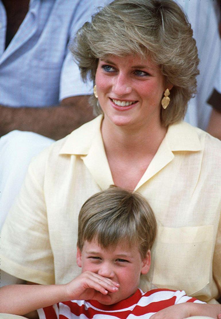 Elizabeth öldü ama hikâye sona ermedi: Yeni kraliyet kitabındaki Diana ...