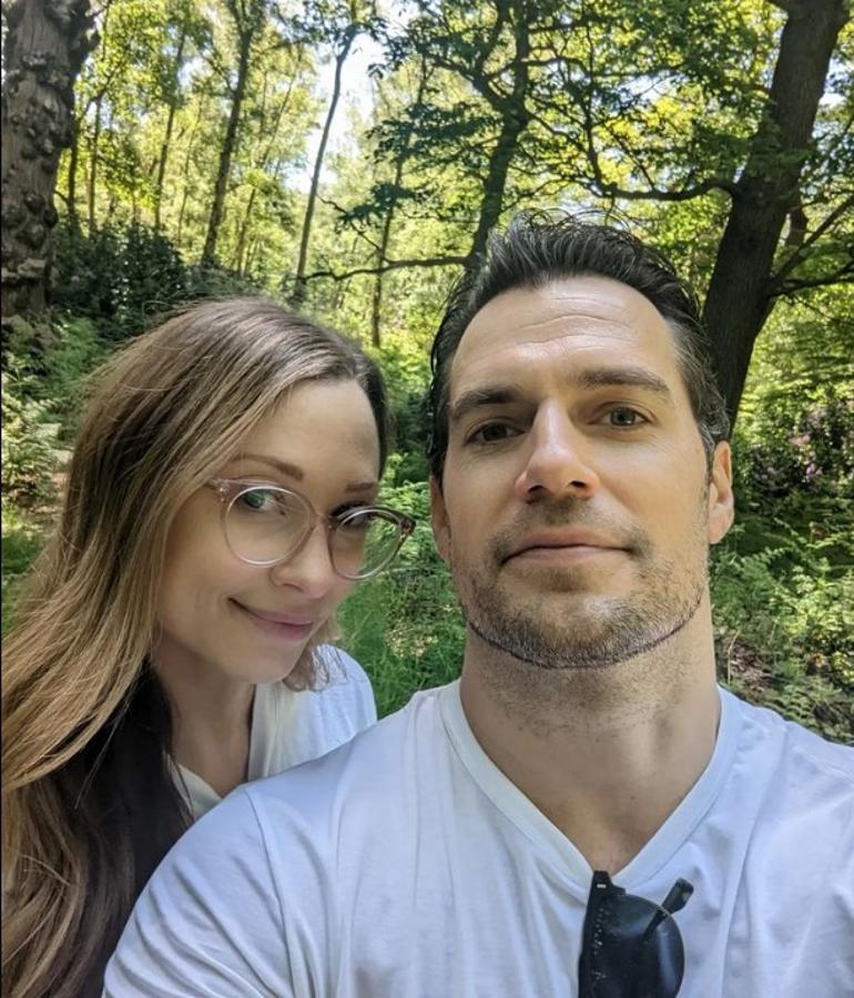 İşte kaybetti ama aşkta kazandı: Henry Cavill sevgilisiyle el ele ...