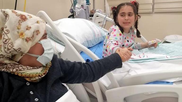 Enkazdan kurtarılan anne ile kızı, günler sonra bir araya geldi - Son ... Enkazdan kurtarılan anne ile kızı, günler sonra bir araya geldi - Son ...