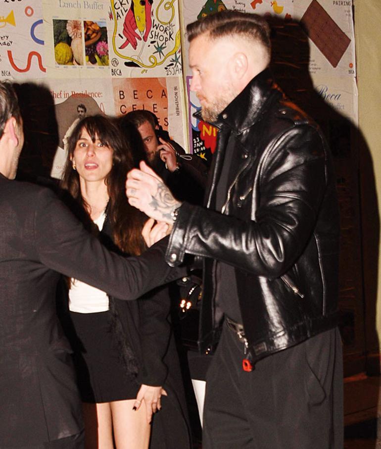 Engin Günaydın ile sevgilisi Buğu Selen Somer Beyoğlu’nda kol kola ...