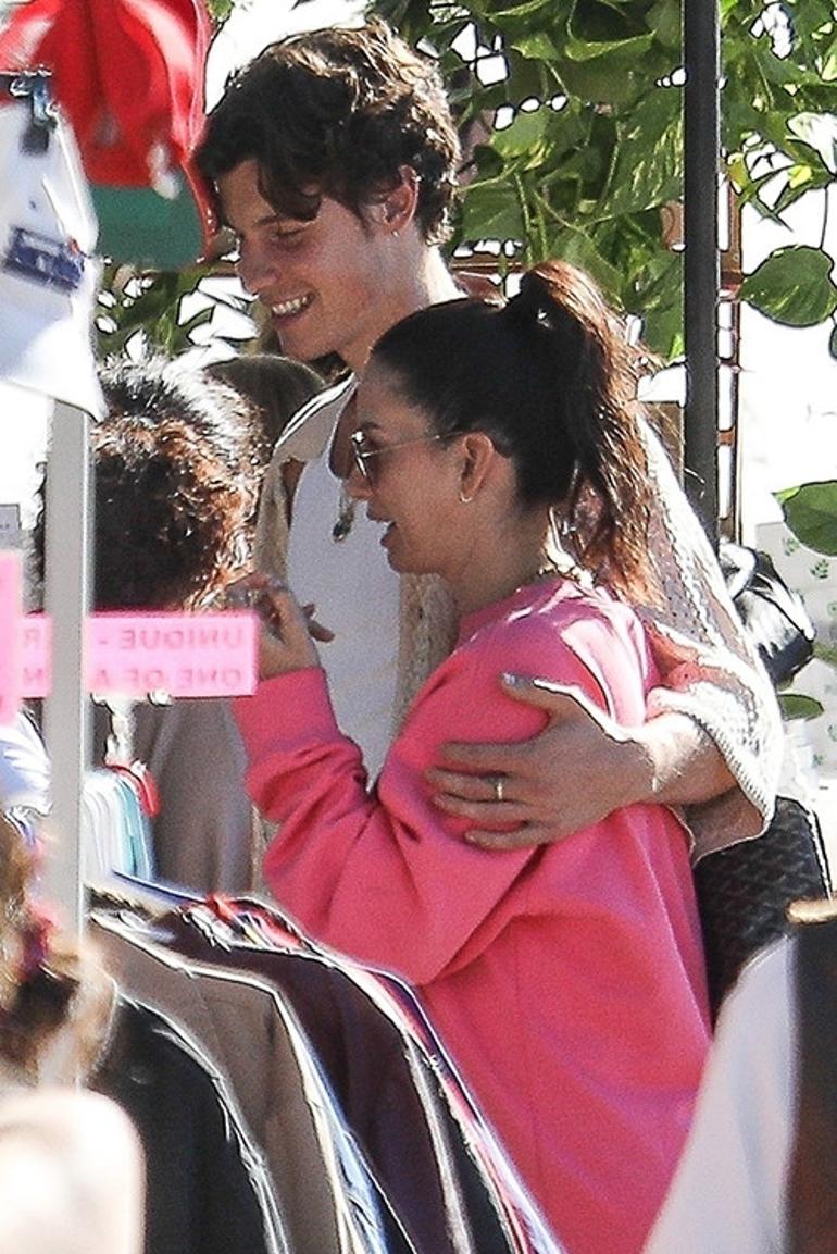 Genç şarkıcı bu iddiayla gündemde: Yeni sevgilisi, annesinden sadece ...