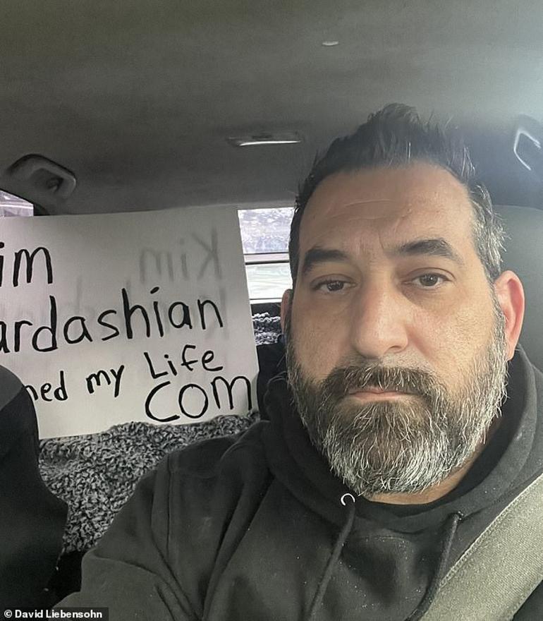 Evsiz adam elinde bu pankartla sokakları geziyor: Kim Kardashian ...