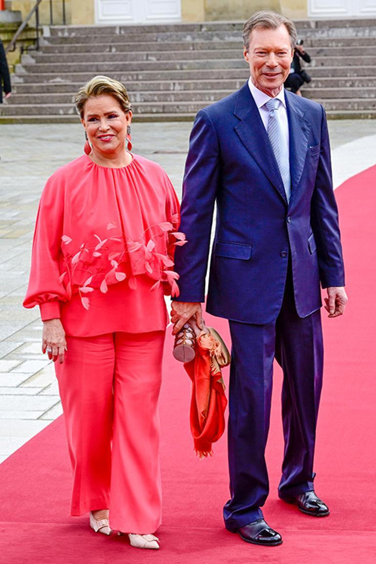 Düğüne, gelinin annesi damga vurdu: O omuzundaki lahana mı? - Magazin ...