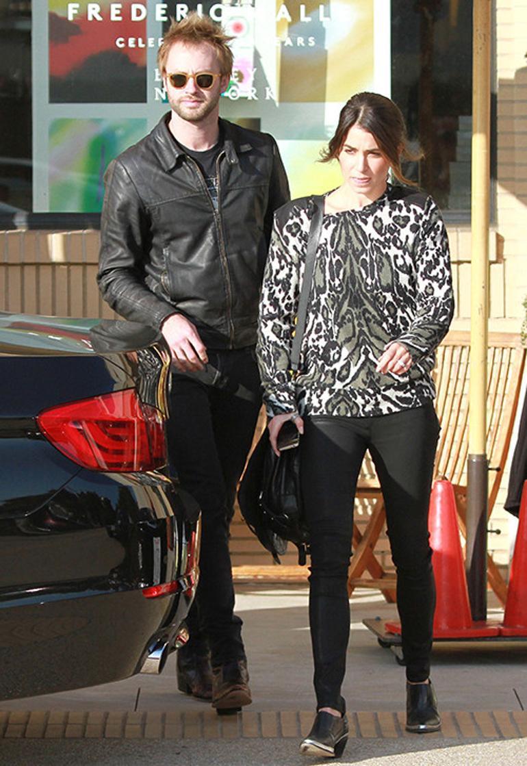 Geride kalbi kırık bir eski eş bırakmıştı.... Evde doğurduğu bebeğini ...