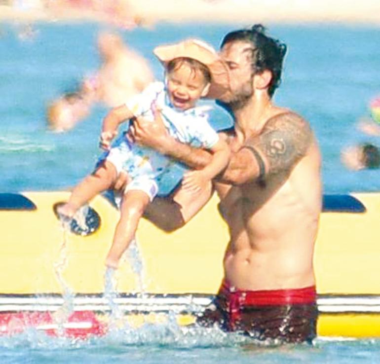 Barış Arduç ile Gupse Özay tatilde... Jan Asya’nın deniz keyfi - Son ...