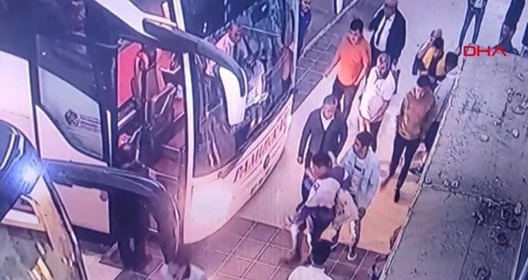 Yolcu, muavin ile kavga etti; yol üstündeki yakınları otobüsü sopalarla ...