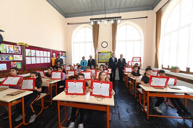20 milyonu aşkın öğrenci için 'karne zili' çaldı! Okullarda yeniden ...