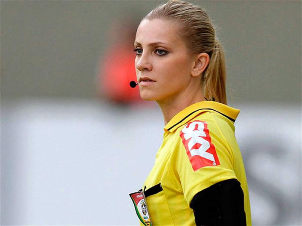 Kadın futbol hakemi Fernanda Colombo Uliana dünya çapında şöhret oldu ...